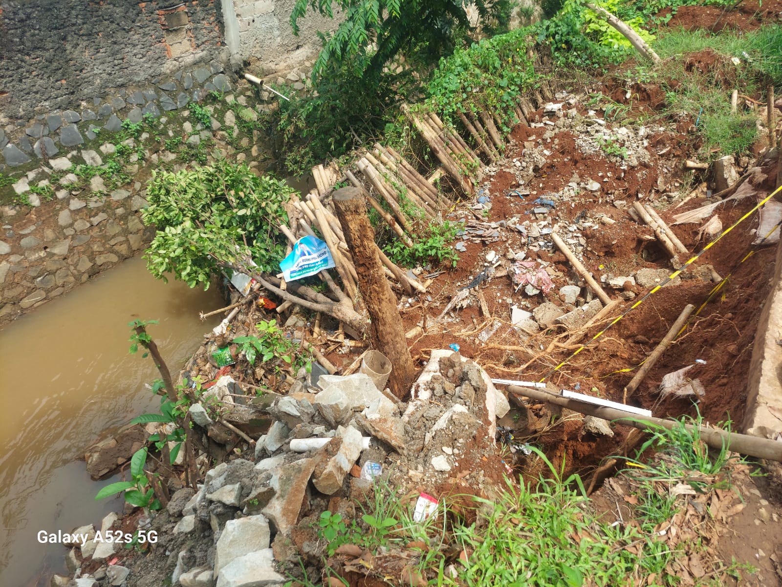 Jalan Legok Jatiasih Longsor dan Amblas Akibat Curah Hujan Deras