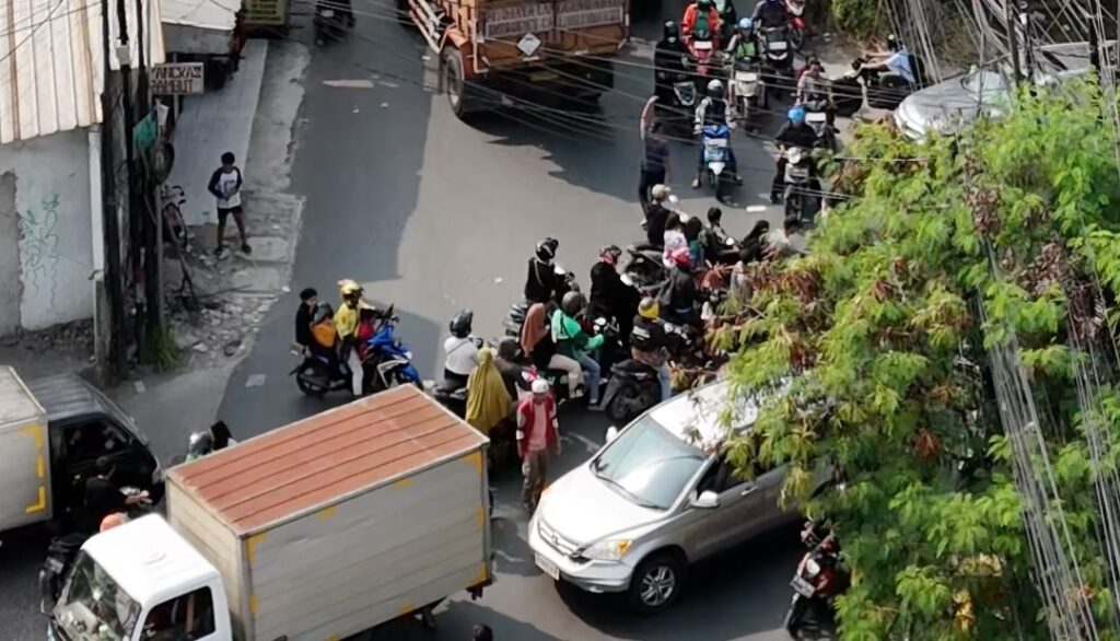 Imbas Kecelakaan Truk di BKT, Kemacetan Mengular hingga Logos dan HI